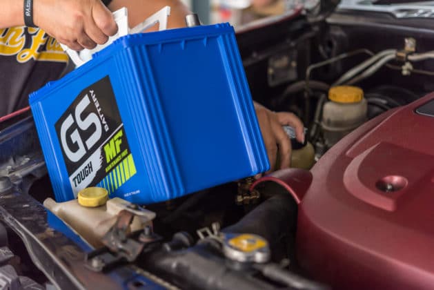 How To Change A Car Battery - BATTERY MAN GUE